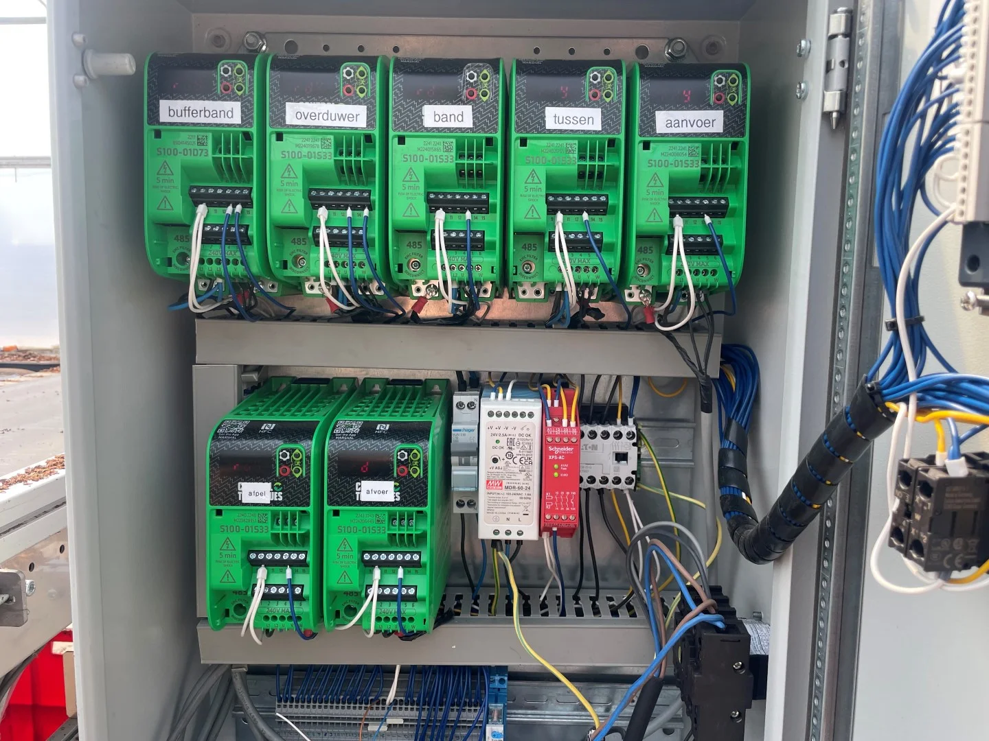 New buffer conveyor with pusher for potplants and trays • Duijndam Machines