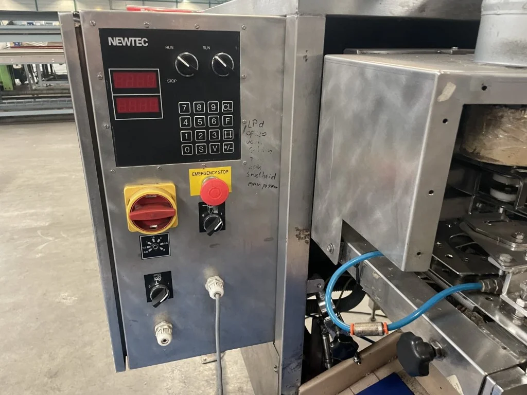 Newtec 2014A weighing machine with elevator and bagger for apples ...