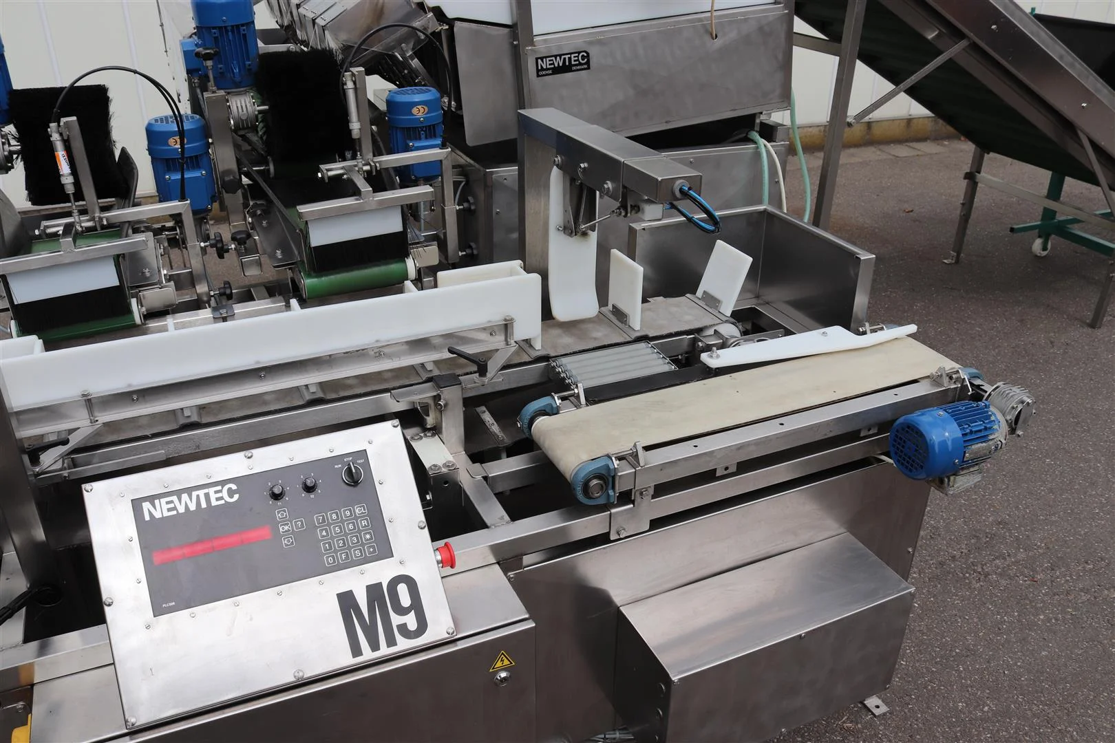 Newtec 2009A multihead weighing machine with NBM61A punnet filling ...