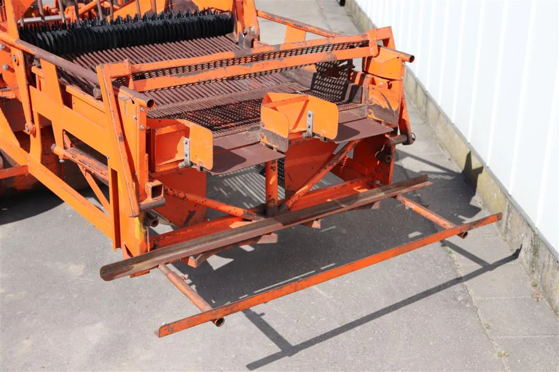 Nobels windrower digger for beds 120 cm • Duijndam Machines