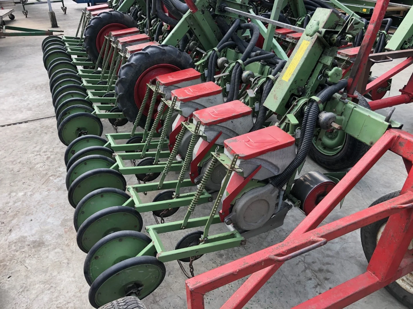 Nodet pneumatische zaaimachine met 12 rijen • Duijndam Machines