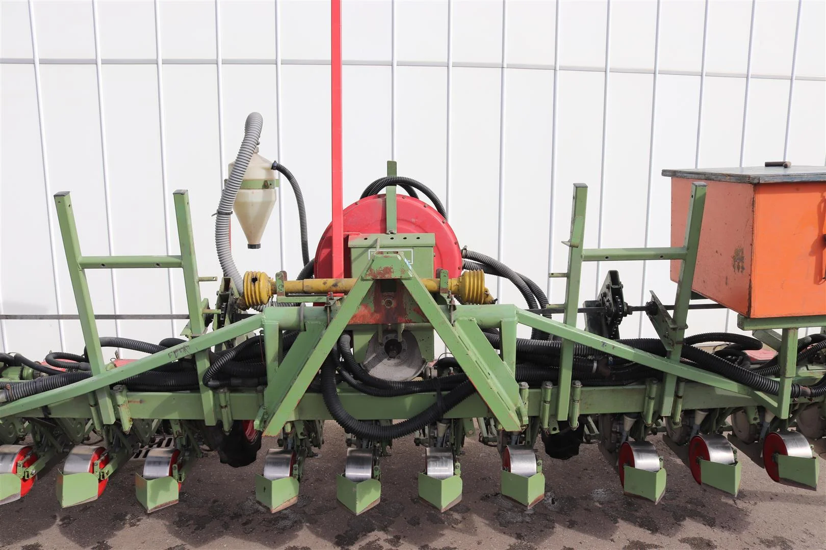 Nodet pneumatic sowing machine 12 rows • Duijndam Machines