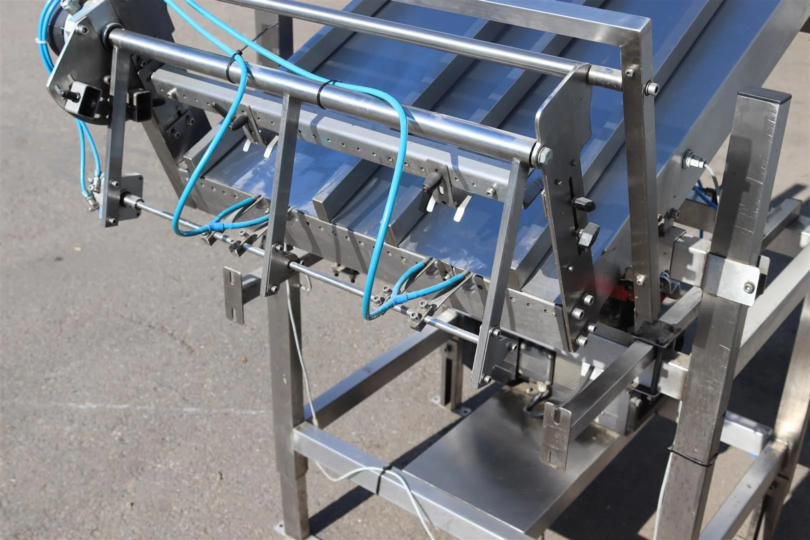 Dörr pneumatic dispenser with build in vacuumpump • Duijndam Machines