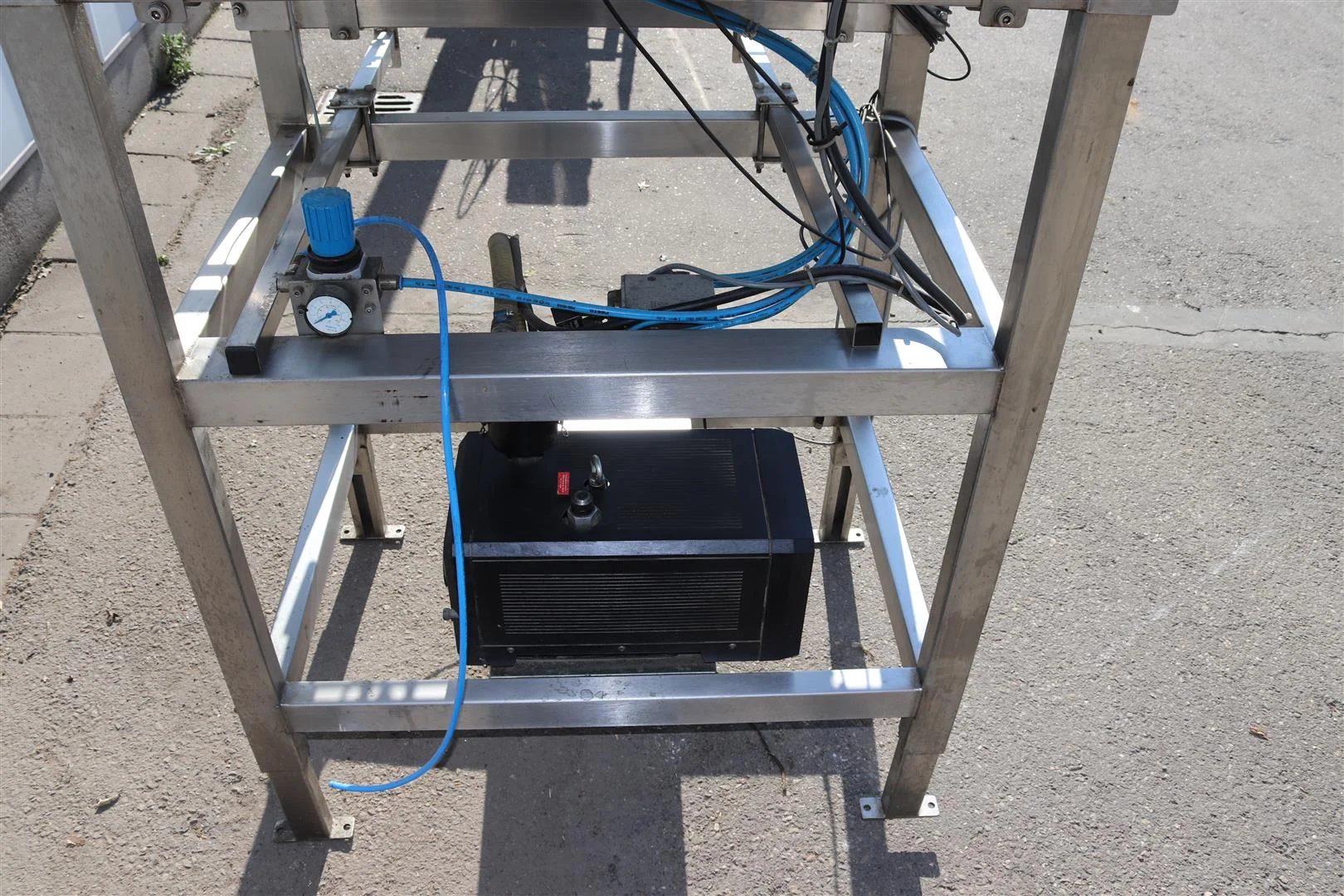 Dörr pneumatic dispenser with build in vacuumpump • Duijndam Machines