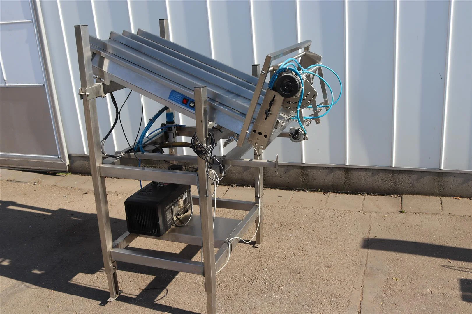 Dörr pneumatic dispenser with build in vacuumpump • Duijndam Machines
