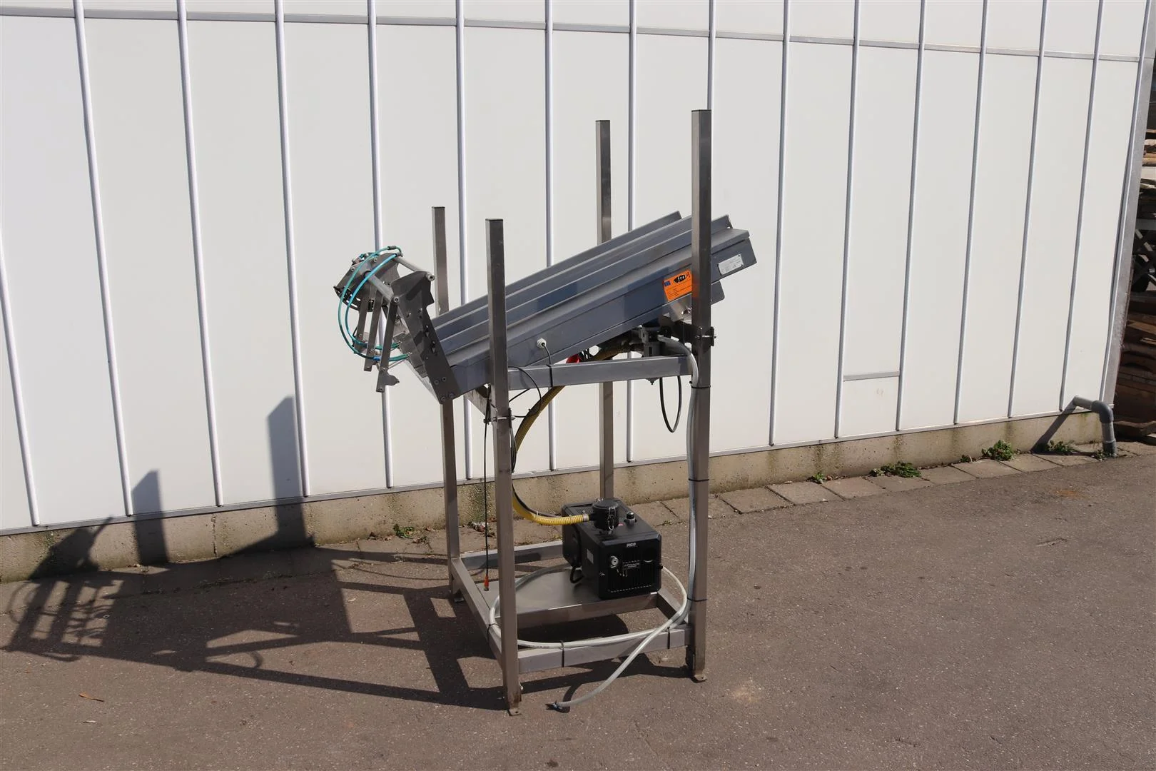 Dörr pneumatic dispenser with build in vacuumpump • Duijndam Machines