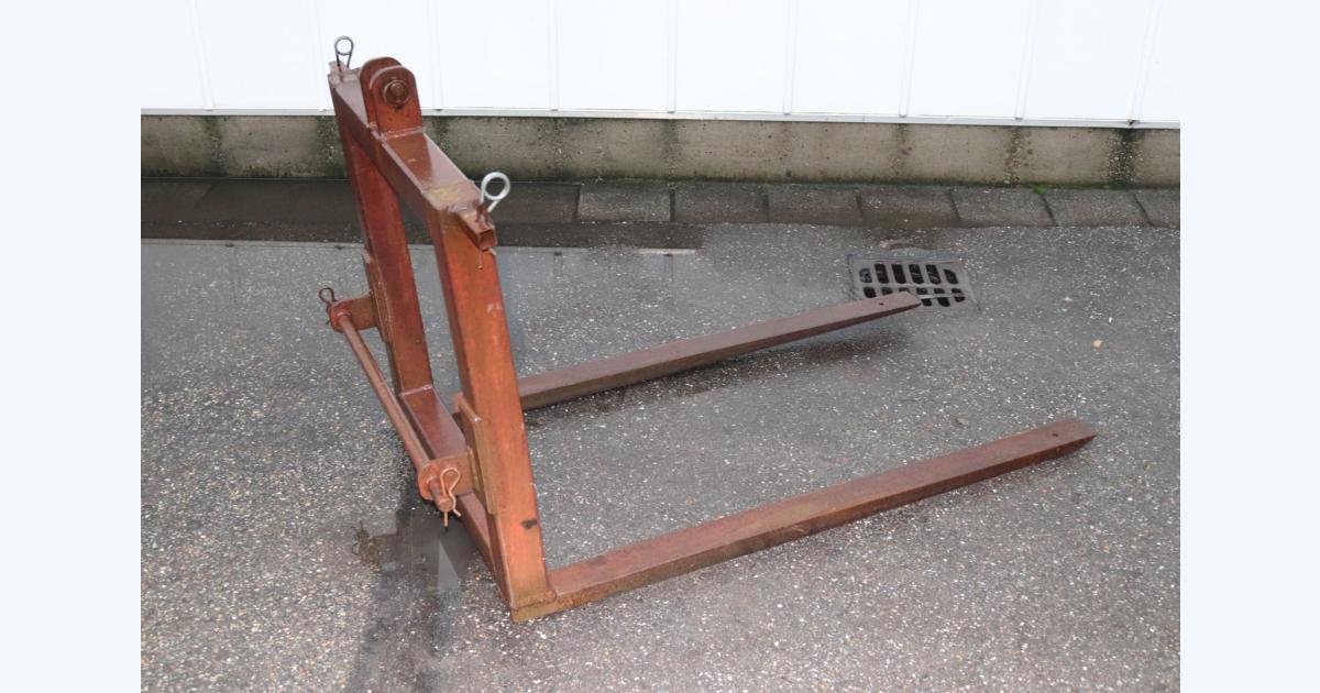 Pallet lifter behind tractor • Duijndam Machines