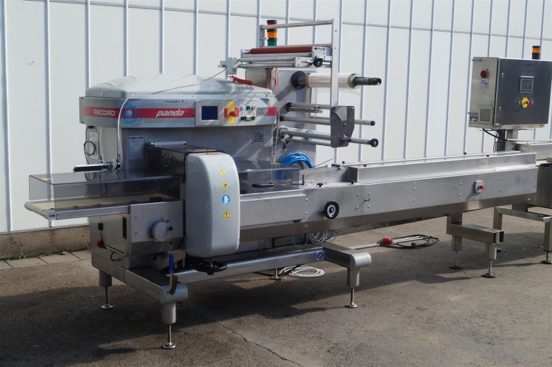 Record Panda E flowpack machine with infeed system • Duijndam Machines