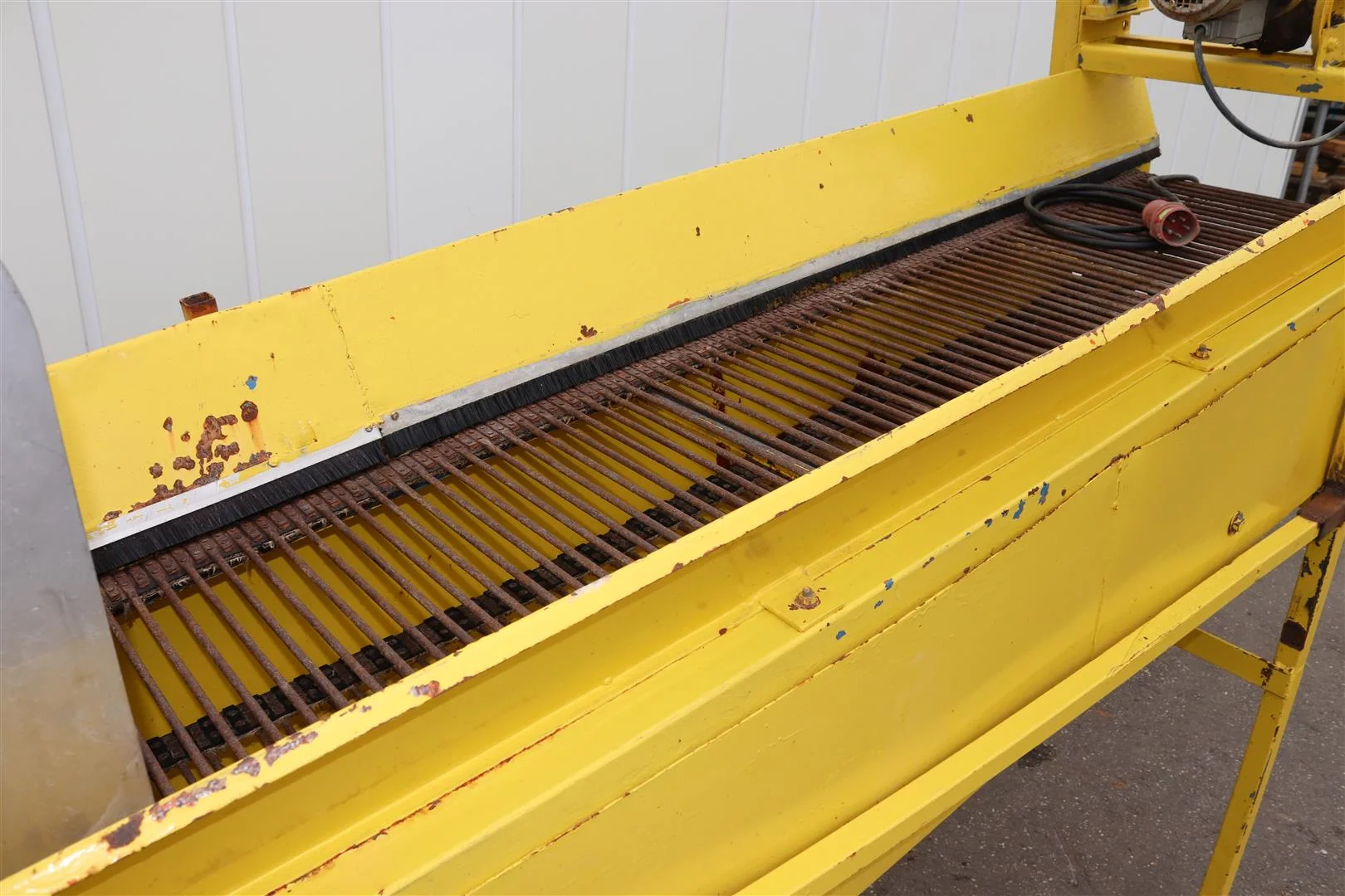 Peal barrel washer with chain conveyor • Duijndam Machines