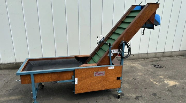 Perfect elevator incline conveyor with dosing conveyor • Duijndam Machines