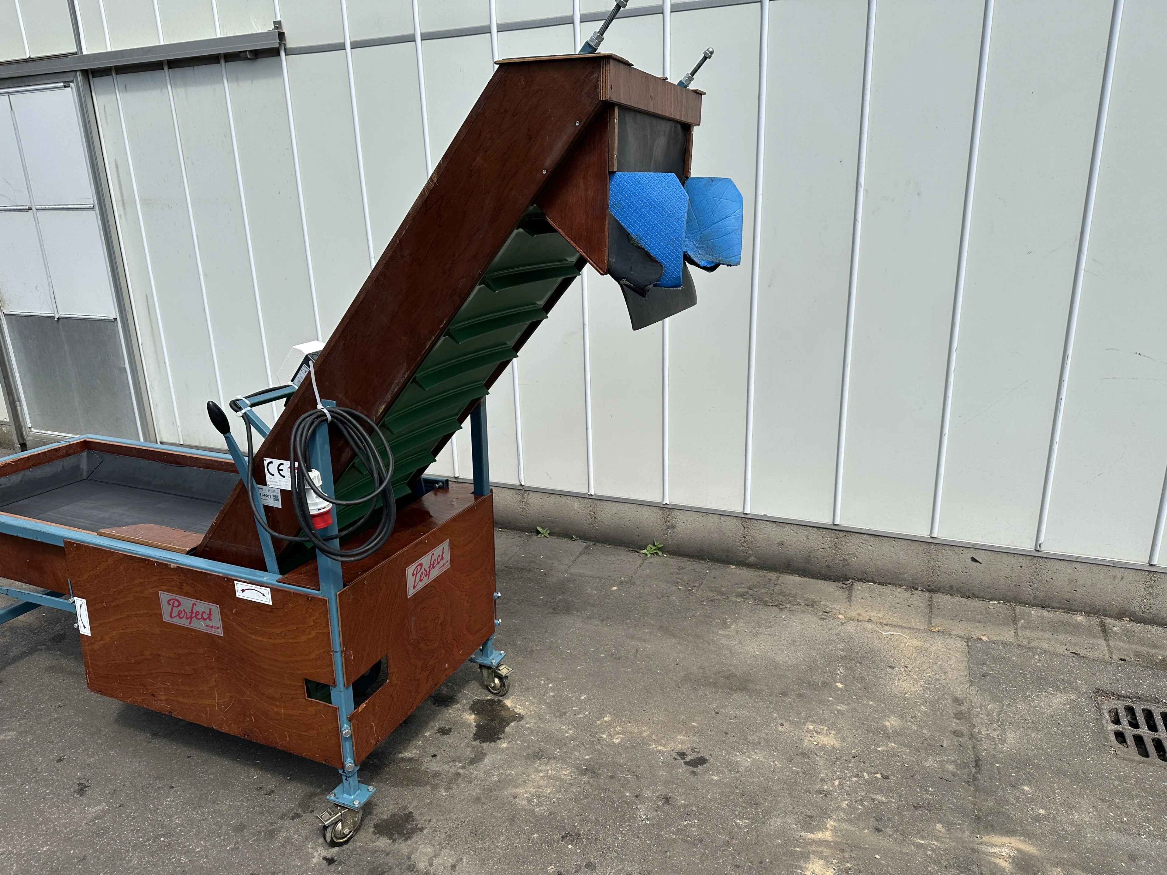 Perfect elevator incline conveyor with dosing conveyor • Duijndam Machines