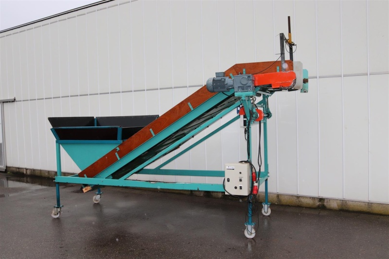 Perfect hopper with adjustable speed • Duijndam Machines