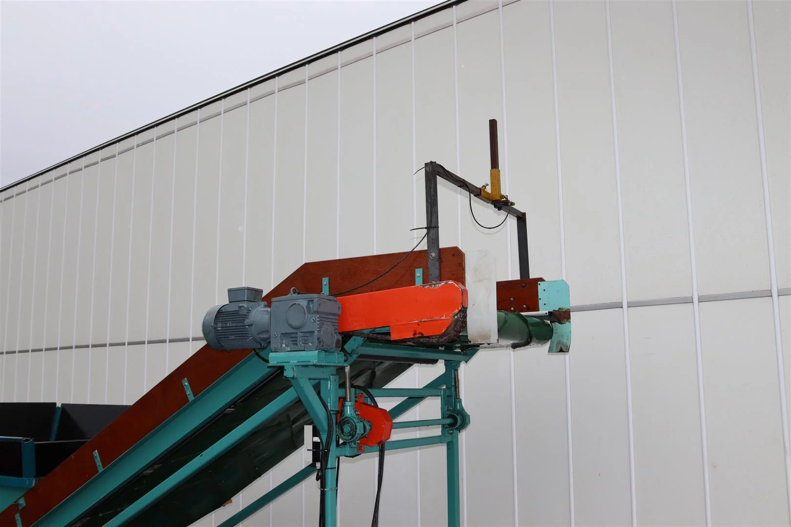 Perfect hopper with adjustable speed • Duijndam Machines