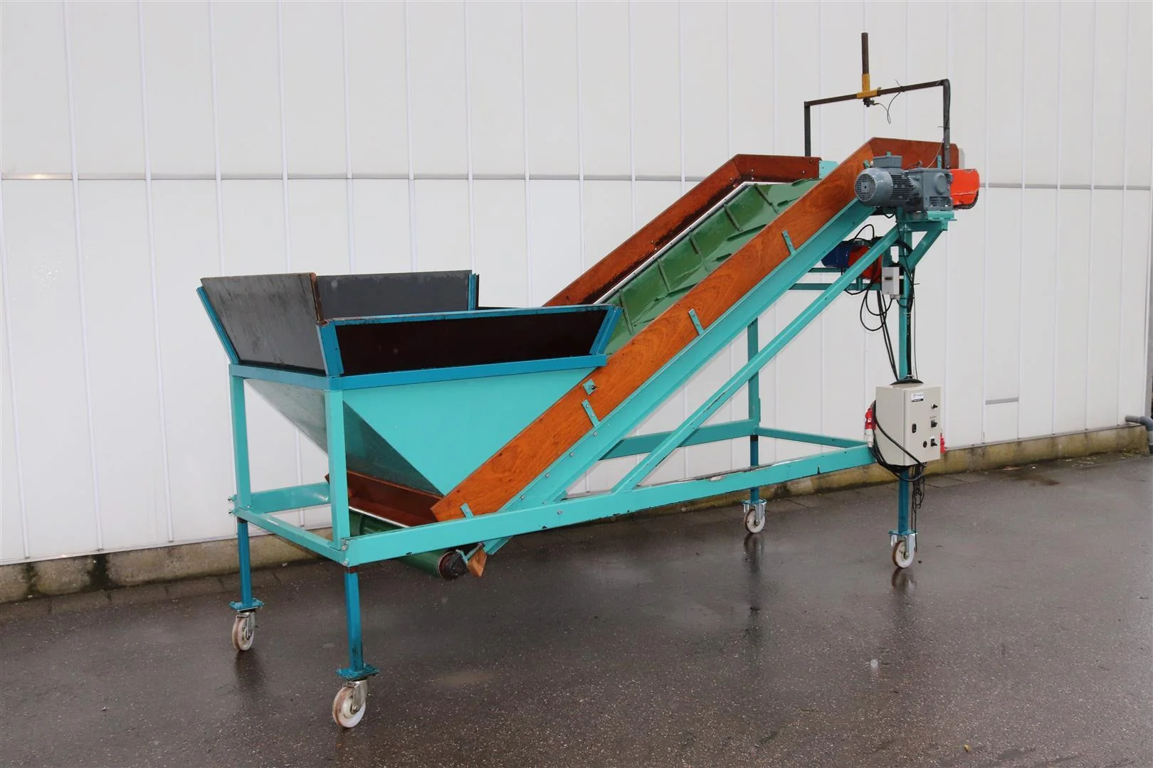 Perfect hopper with adjustable speed • Duijndam Machines