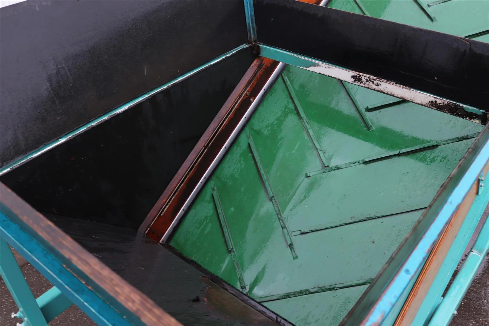 Perfect hopper with adjustable speed • Duijndam Machines