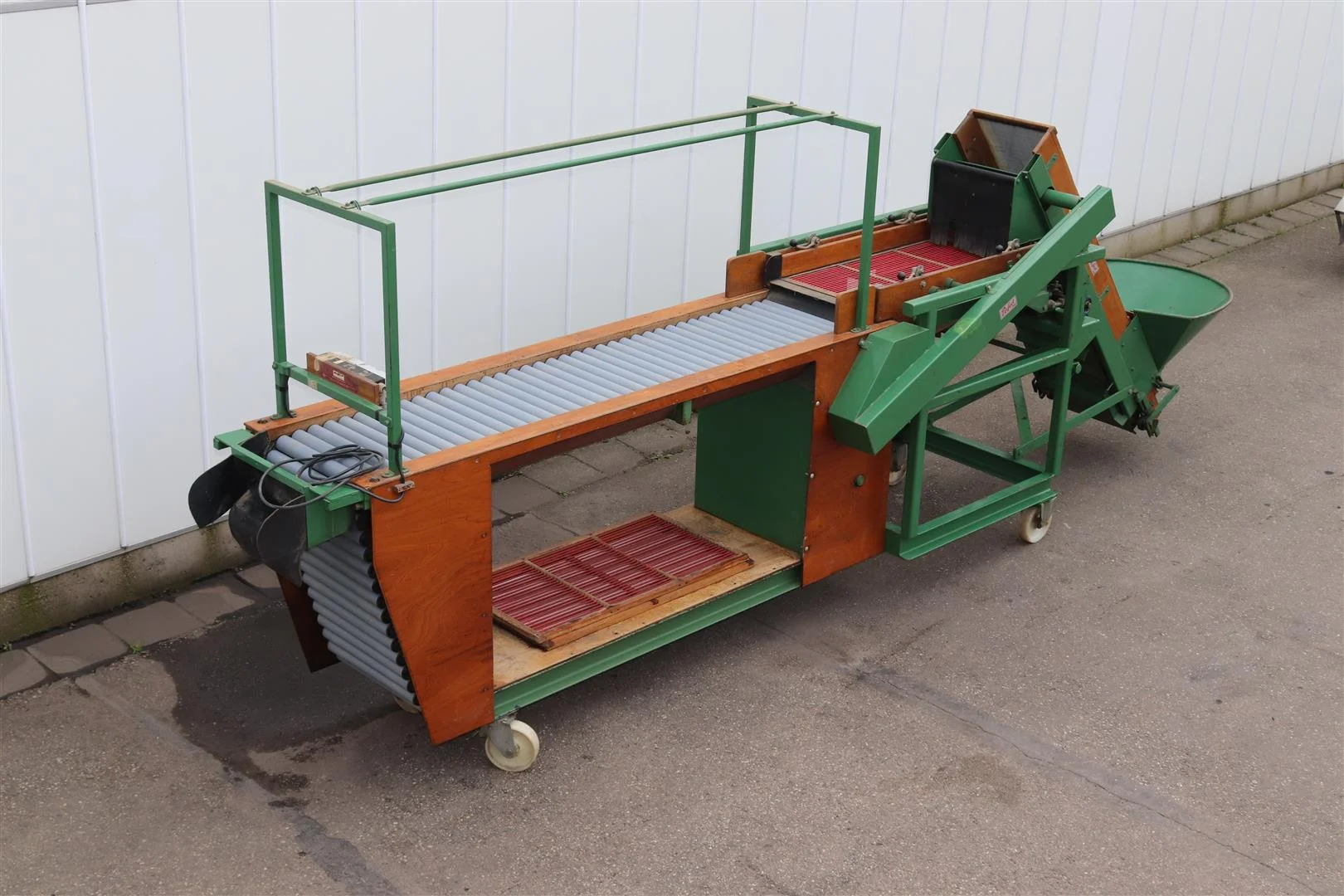 Perfect Roller inspection conveyor with vibrating screen and elevator ...