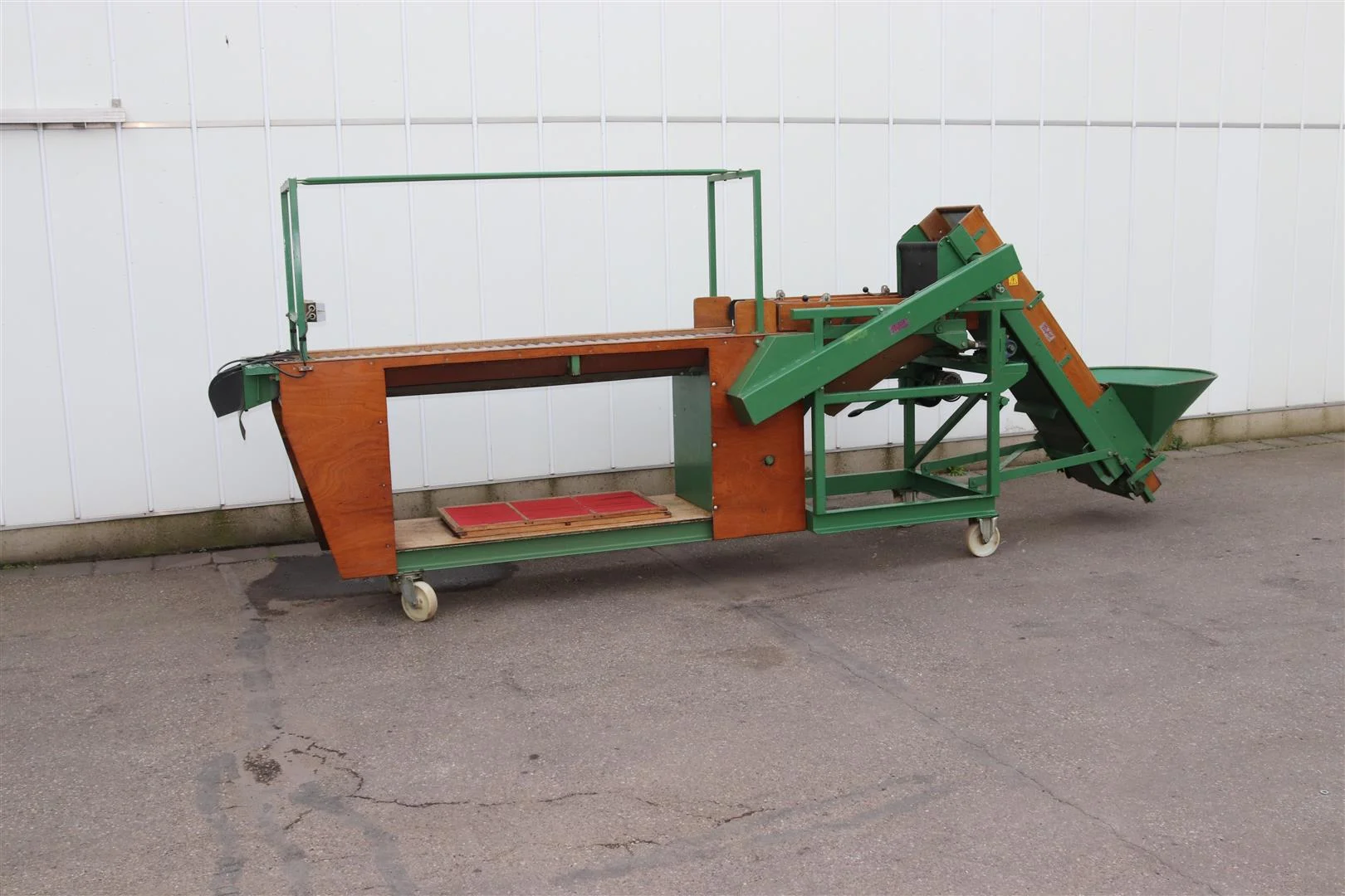 Perfect Roller inspection conveyor with vibrating screen and elevator ...