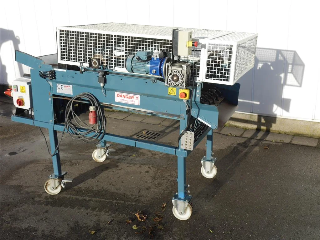 Perfect oniontopper with 12 rollers • Duijndam Machines