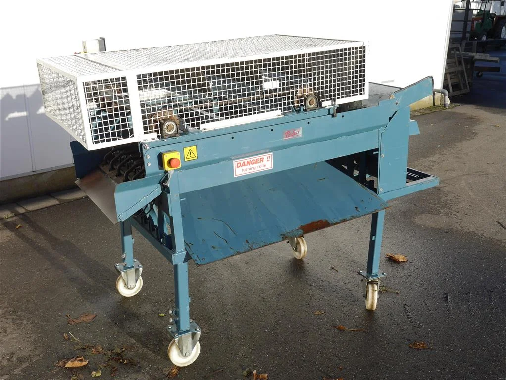 Perfect oniontopper with 12 rollers • Duijndam Machines