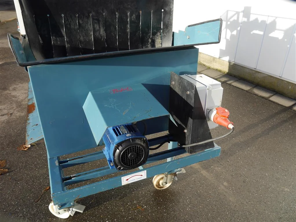 Perfect oniontopper with 12 rollers • Duijndam Machines