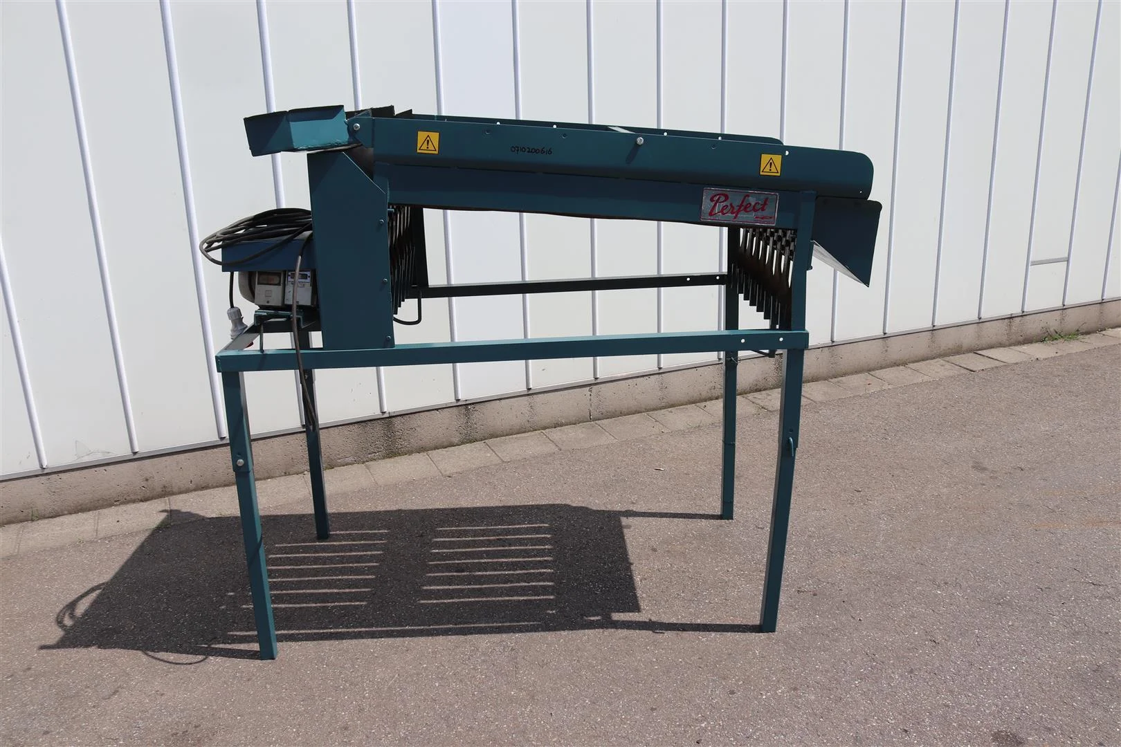 Perfect oniontopper with 16 rollers • Duijndam Machines