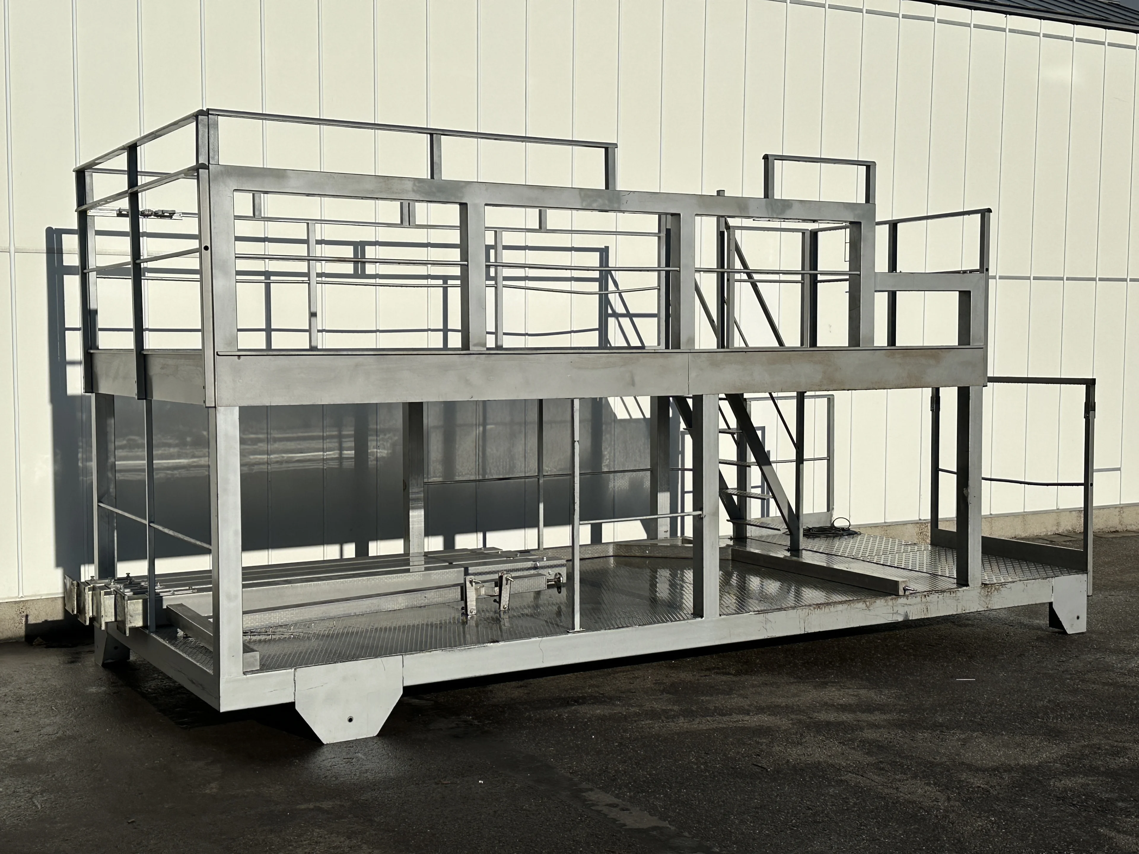 Platform for weigher with feeding conveyors and hopper • Duijndam Machines