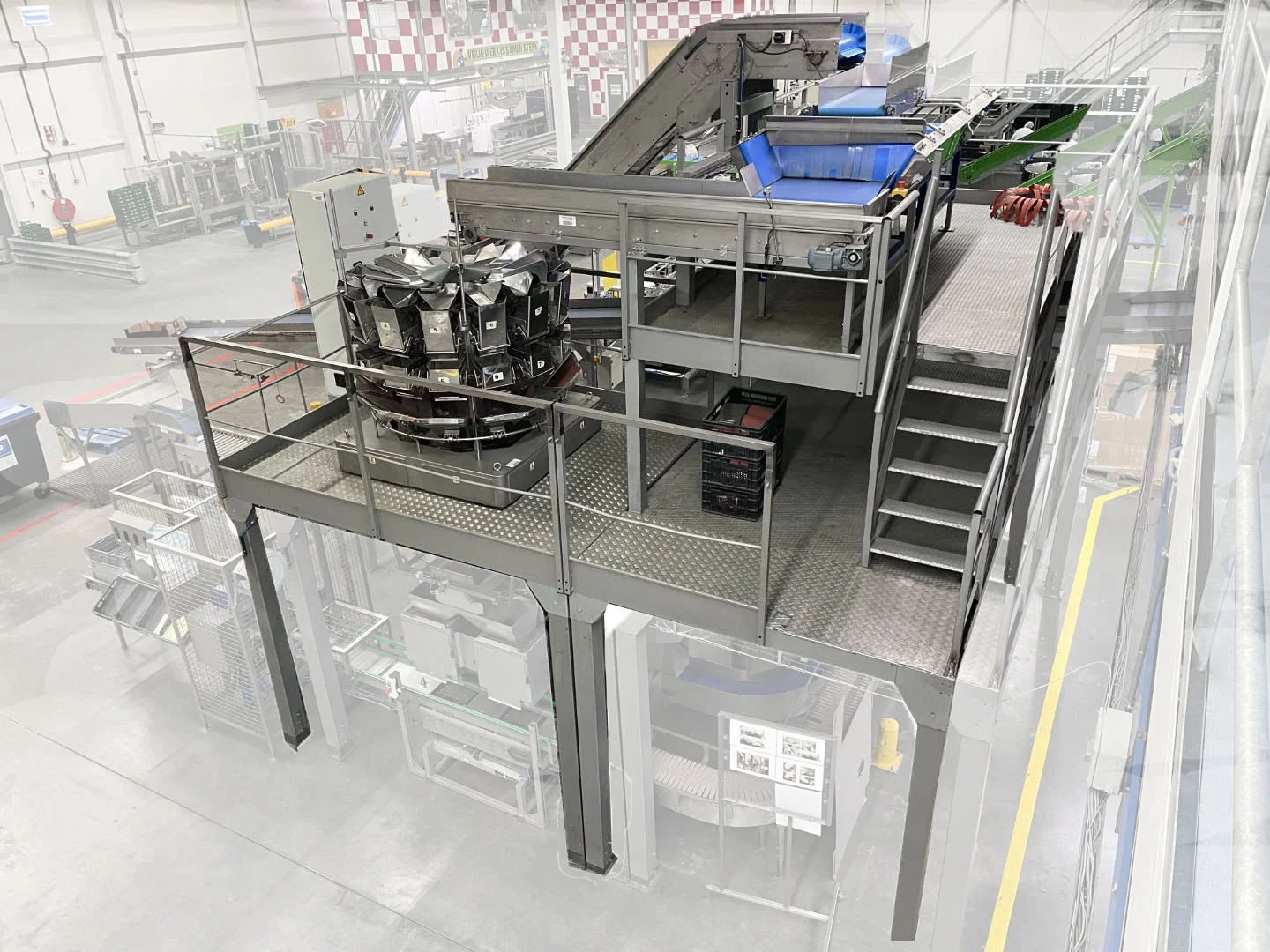 Platform for weigher with feeding conveyors and hopper • Duijndam Machines