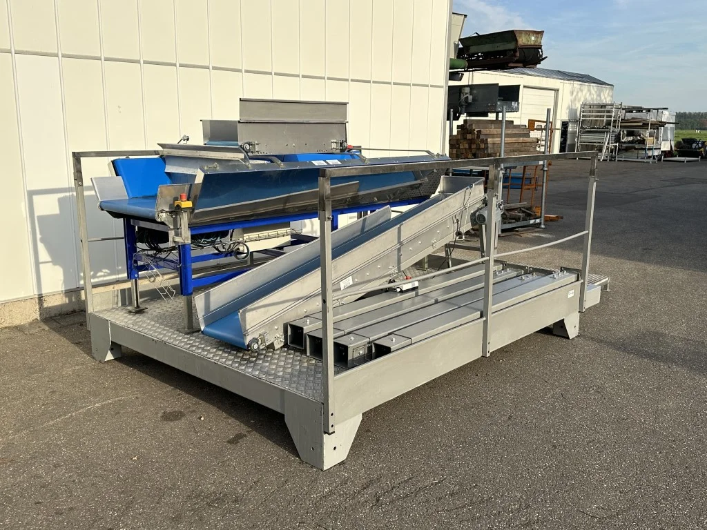 Platform for weigher with feeding conveyors and hopper • Duijndam Machines