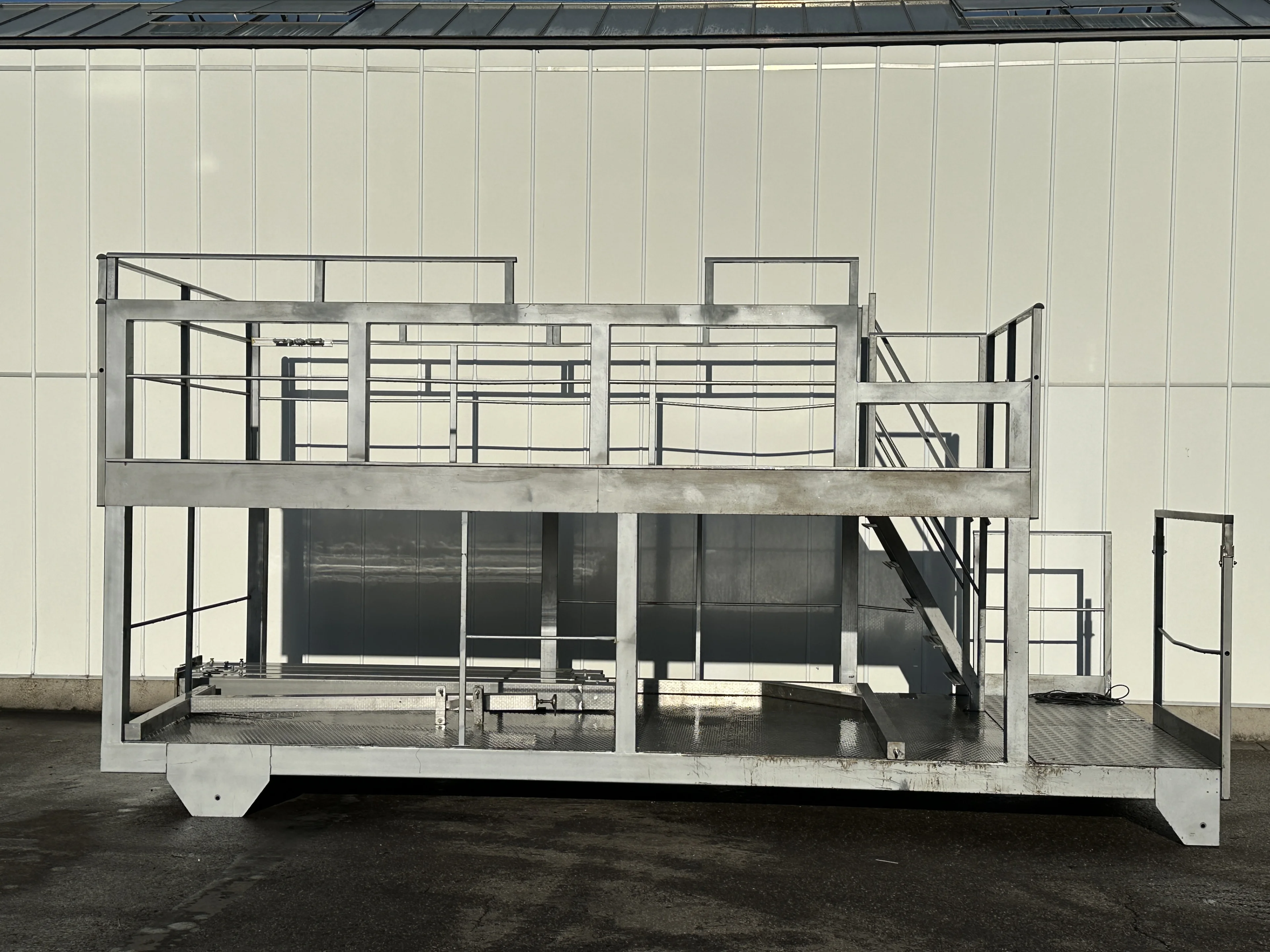 Platform for weigher with feeding conveyors and hopper • Duijndam Machines