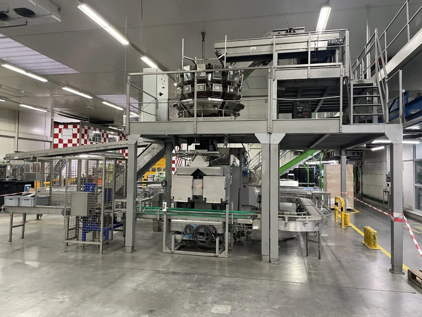 Platform for weigher with feeding conveyors and hopper • Duijndam Machines