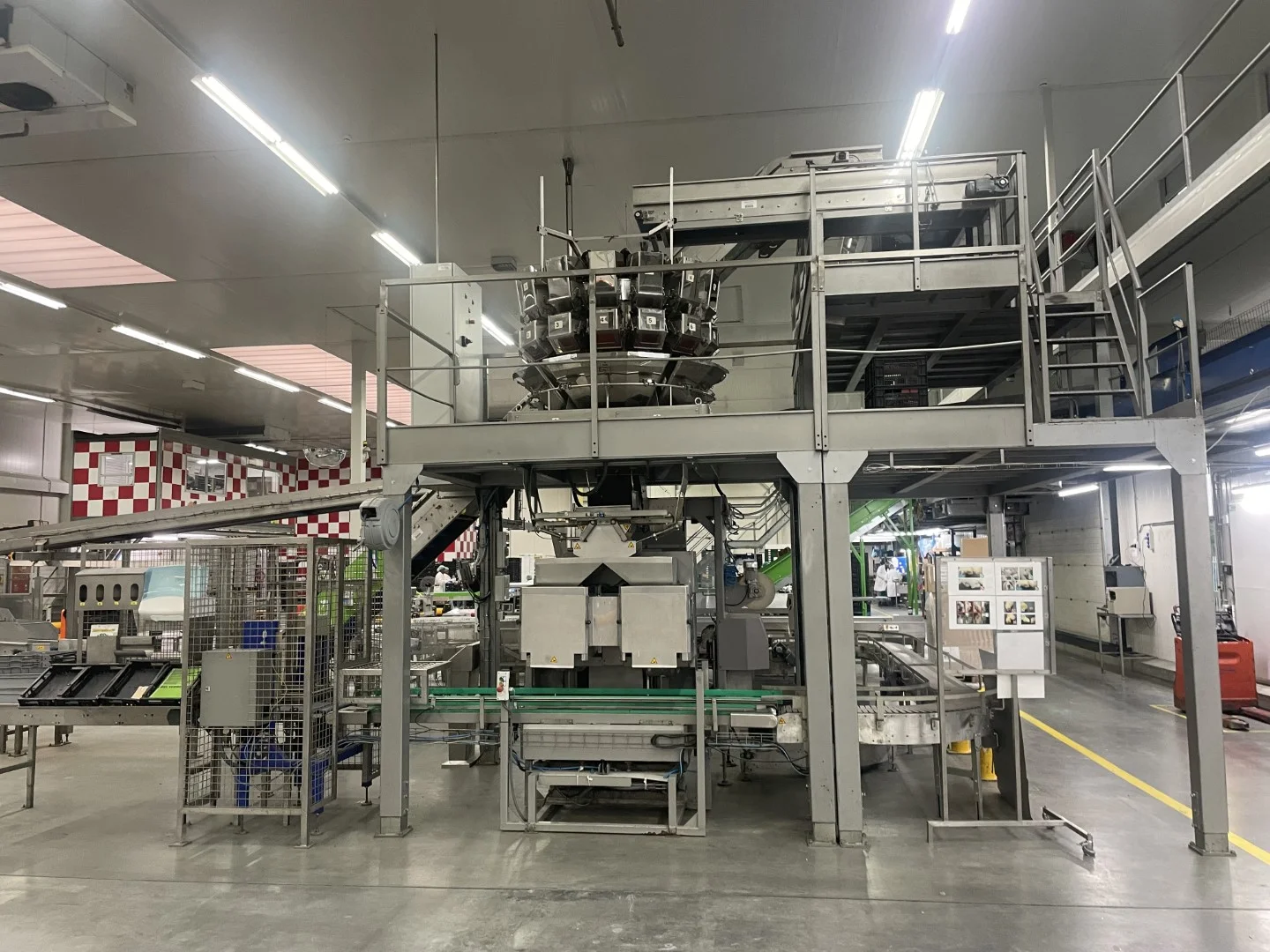 Platform for weigher with feeding conveyors and hopper • Duijndam Machines