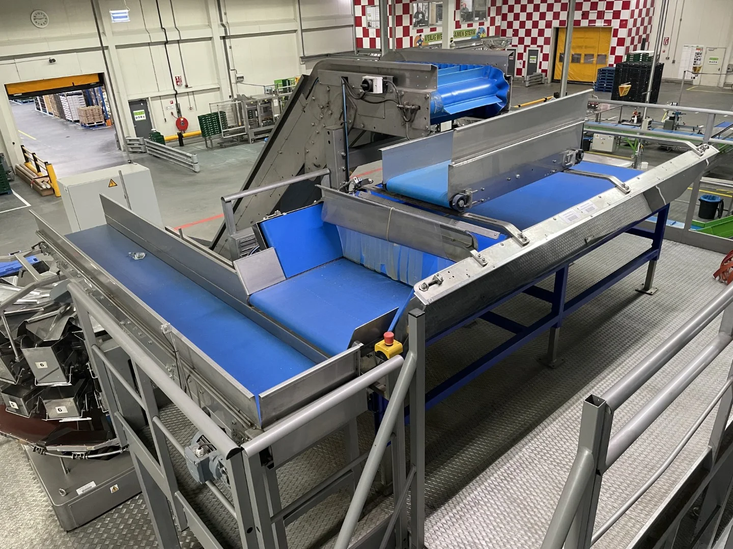 Platform for weigher with feeding conveyors and hopper • Duijndam Machines