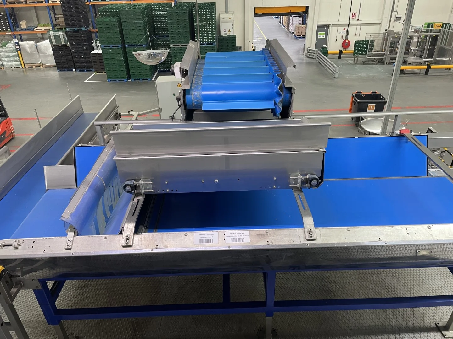 Platform for weigher with feeding conveyors and hopper • Duijndam Machines
