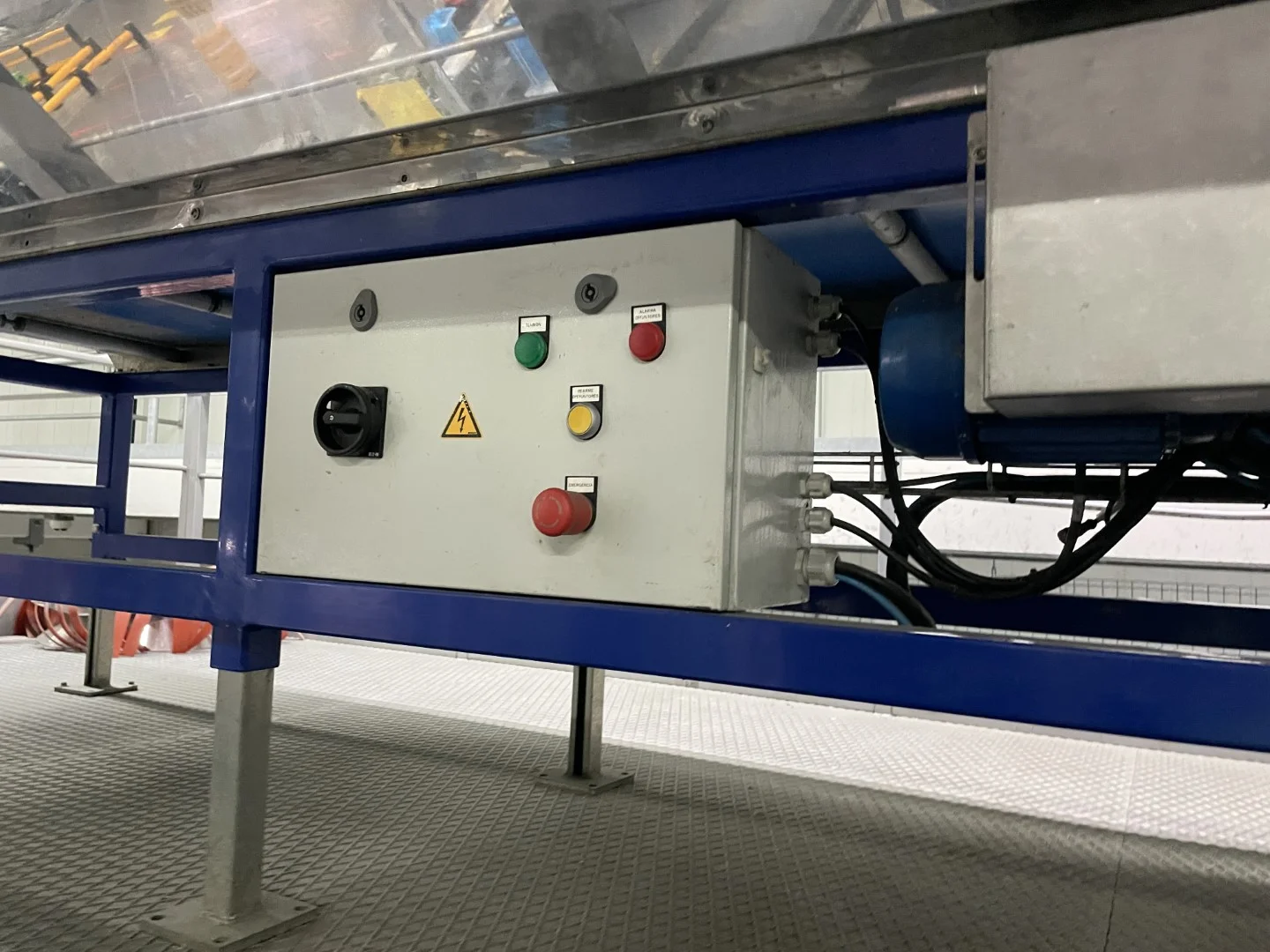 Platform for weigher with feeding conveyors and hopper • Duijndam Machines