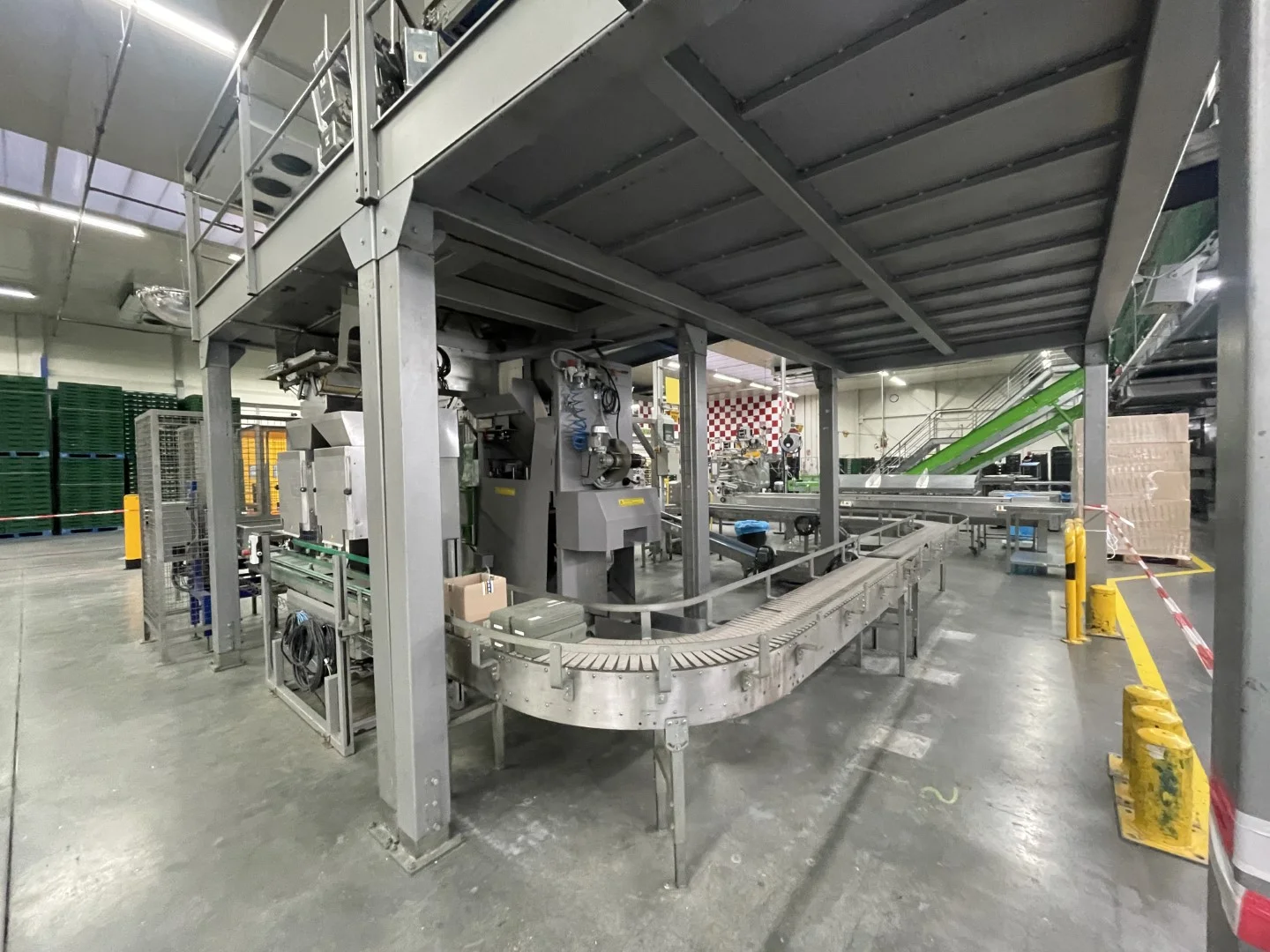 Platform for weigher with feeding conveyors and hopper • Duijndam Machines