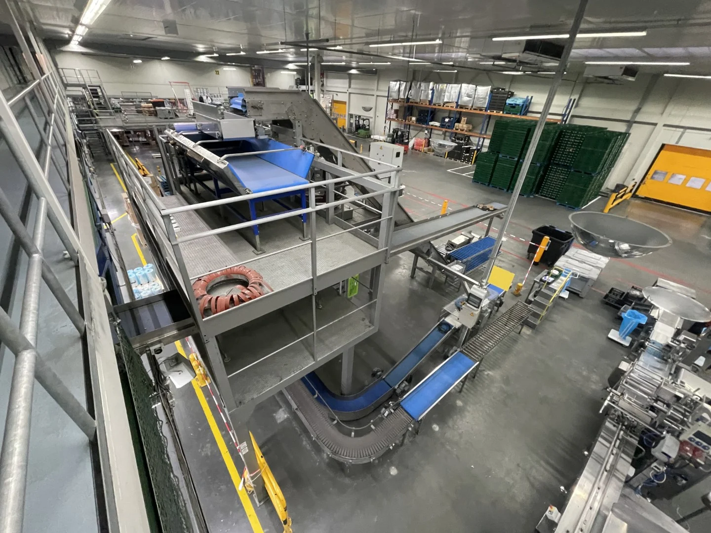 Platform for weigher with feeding conveyors and hopper • Duijndam Machines