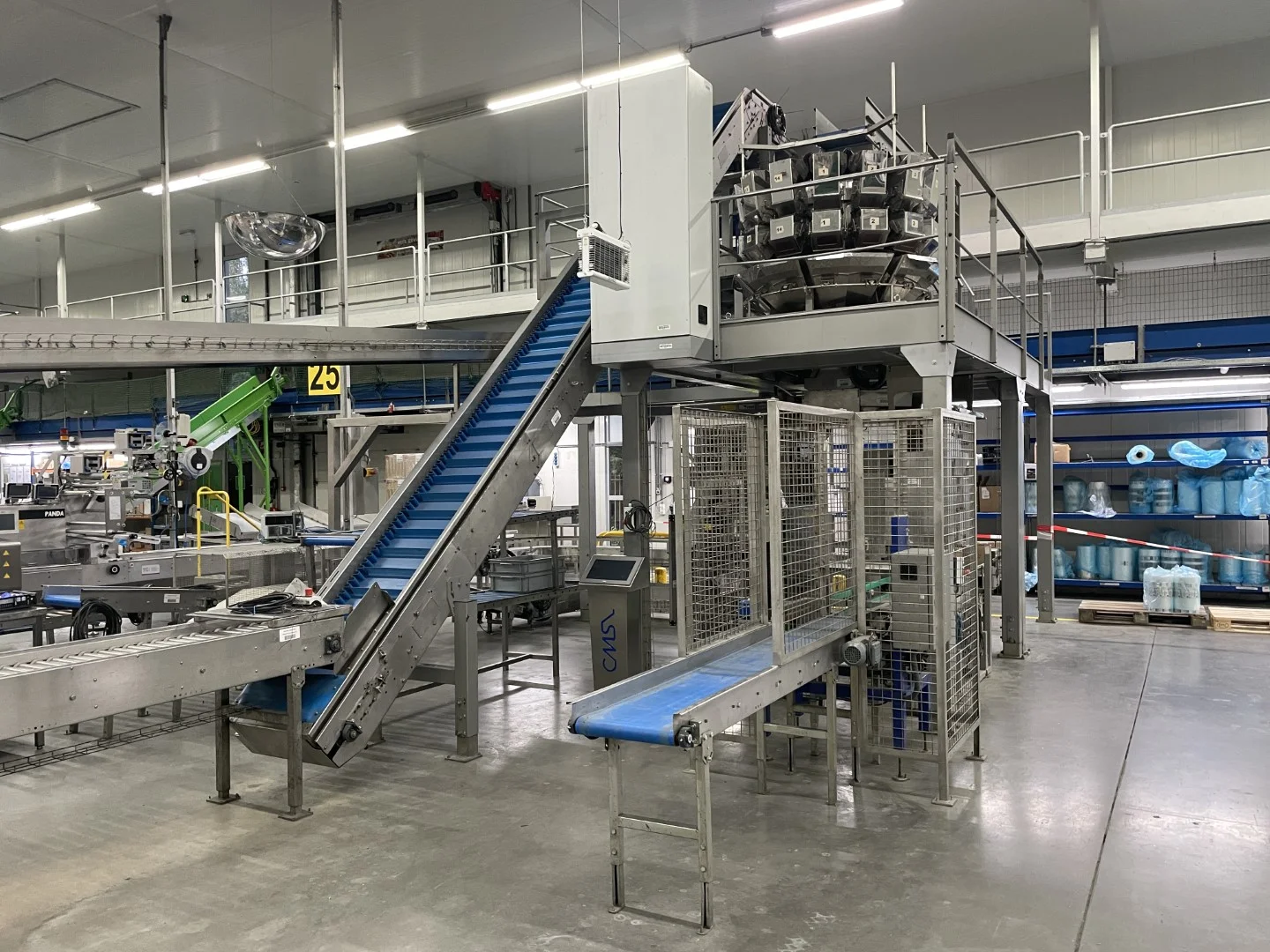 Platform for weigher with feeding conveyors and hopper • Duijndam Machines