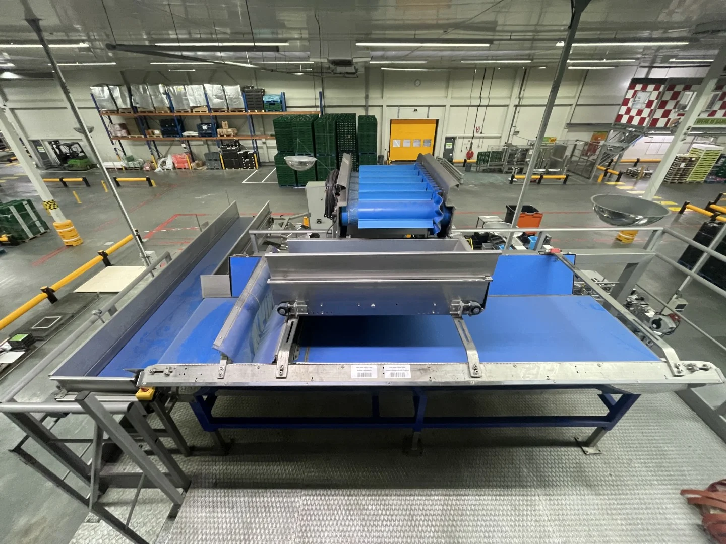 Platform for weigher with feeding conveyors and hopper • Duijndam Machines