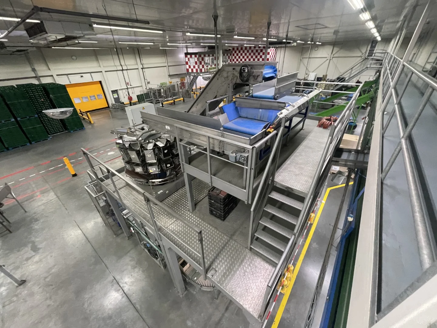 Platform for weigher with feeding conveyors and hopper • Duijndam Machines