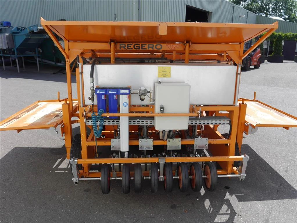 Regero 4 row foil / plastic planting machine • Duijndam Machines