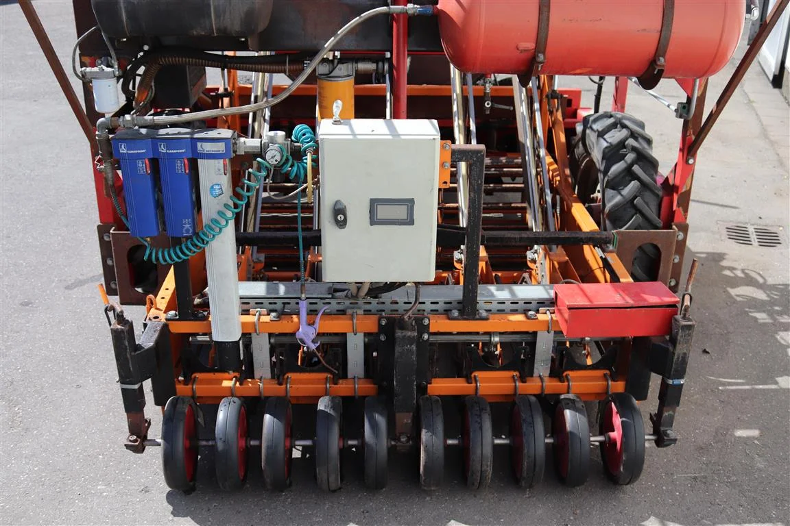 Regero self driven planting machine 5 rows for soilblocks • Duijndam ...