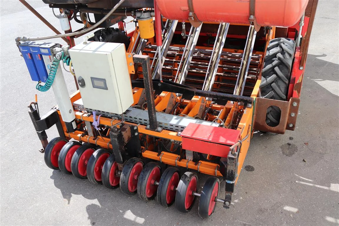 Regero self driven planting machine 5 rows for soilblocks • Duijndam ...