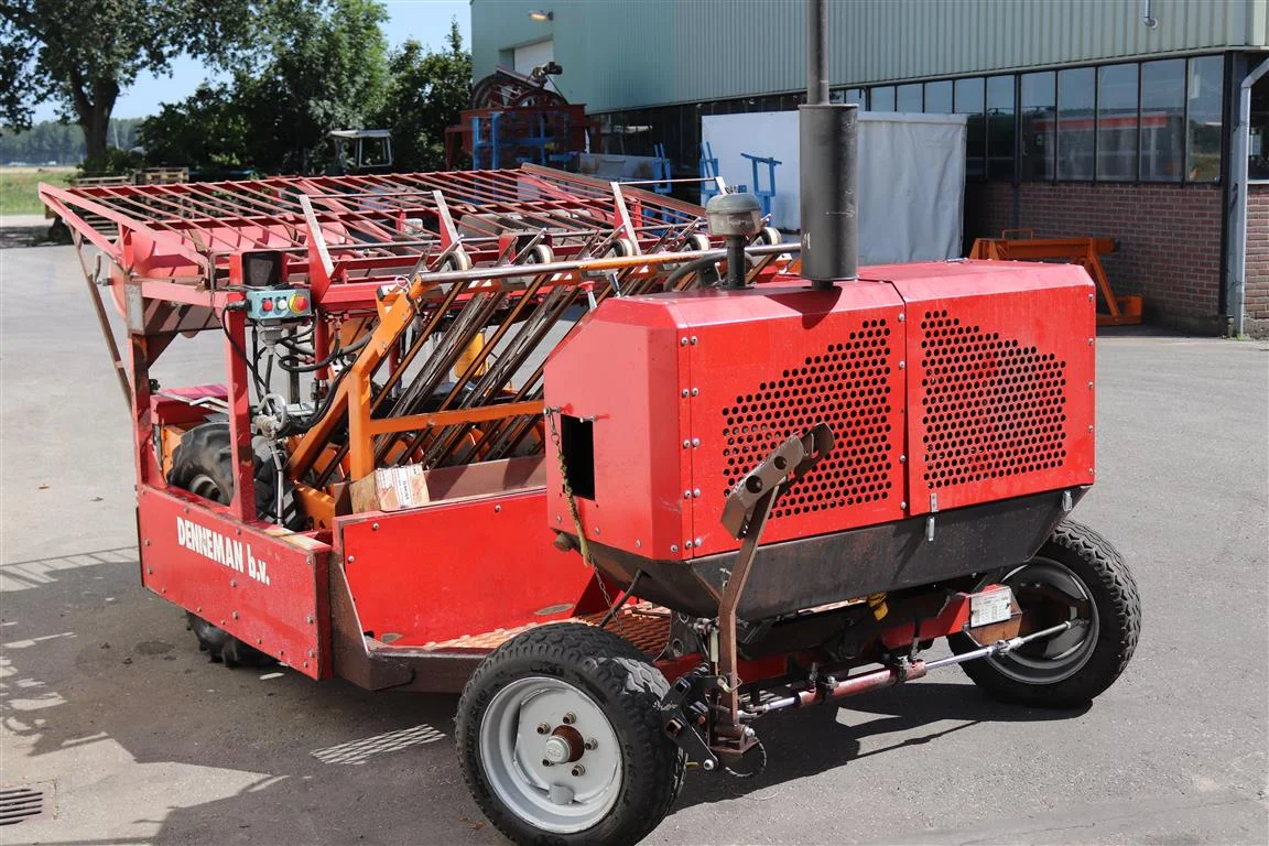 Regero self driven planting machine 5 rows for soilblocks • Duijndam ...