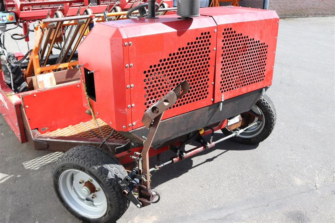Regero self driven planting machine 5 rows for soilblocks • Duijndam ...