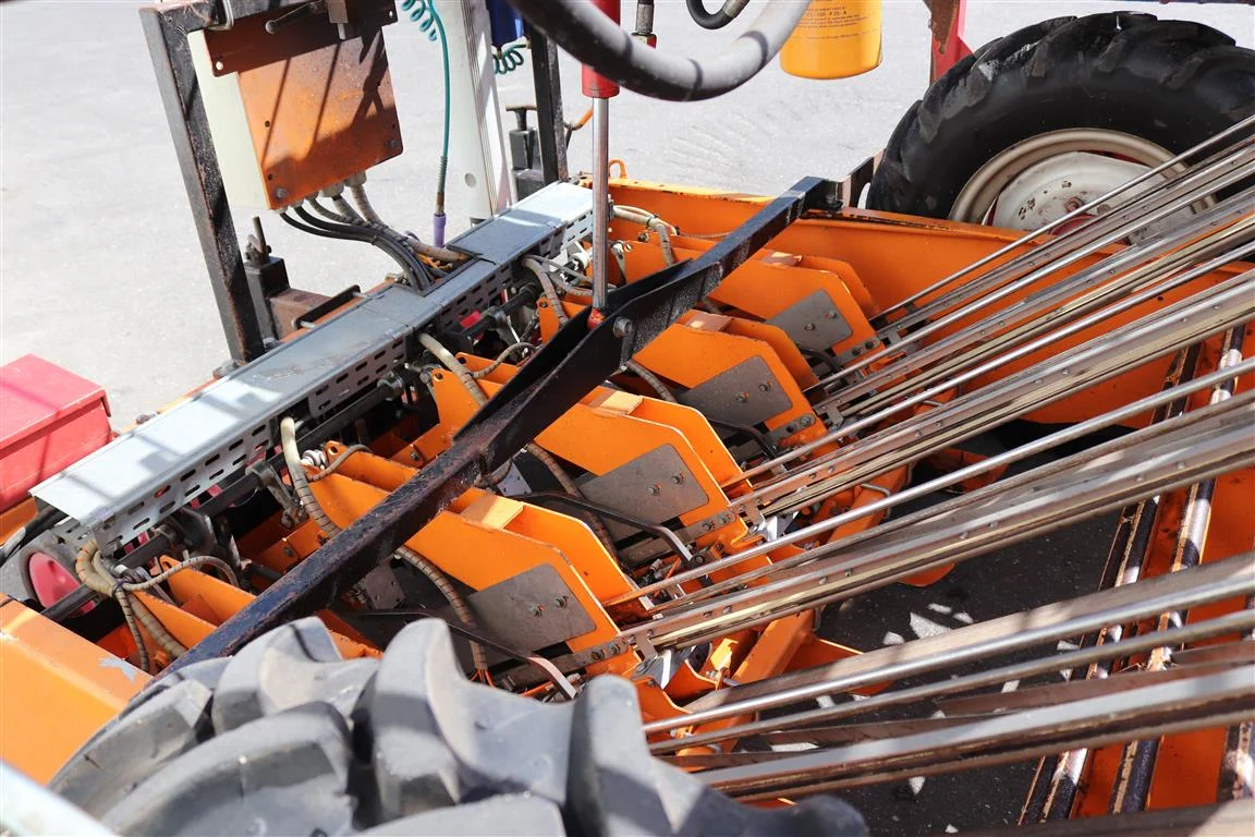 Regero self driven planting machine 5 rows for soilblocks • Duijndam ...