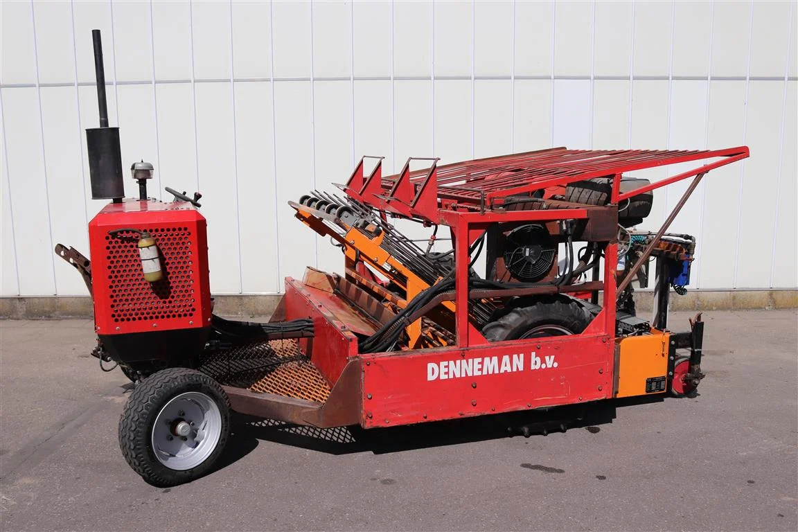 Regero self driven planting machine 5 rows for soilblocks • Duijndam ...