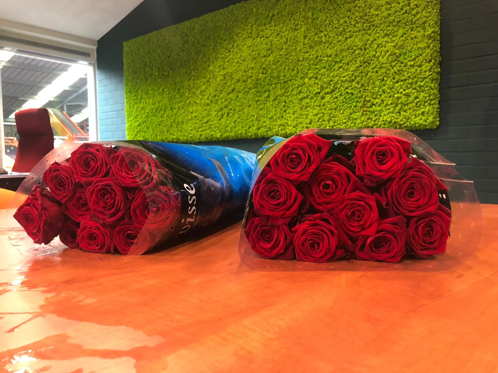 Jamafa sealing machine for roses with supply conveyor • Duijndam Machines