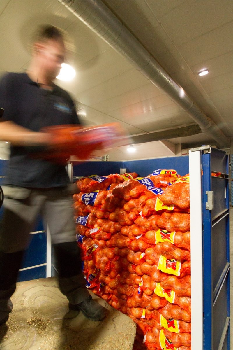 Rotatable pallet stacking aid for bags • Duijndam Machines