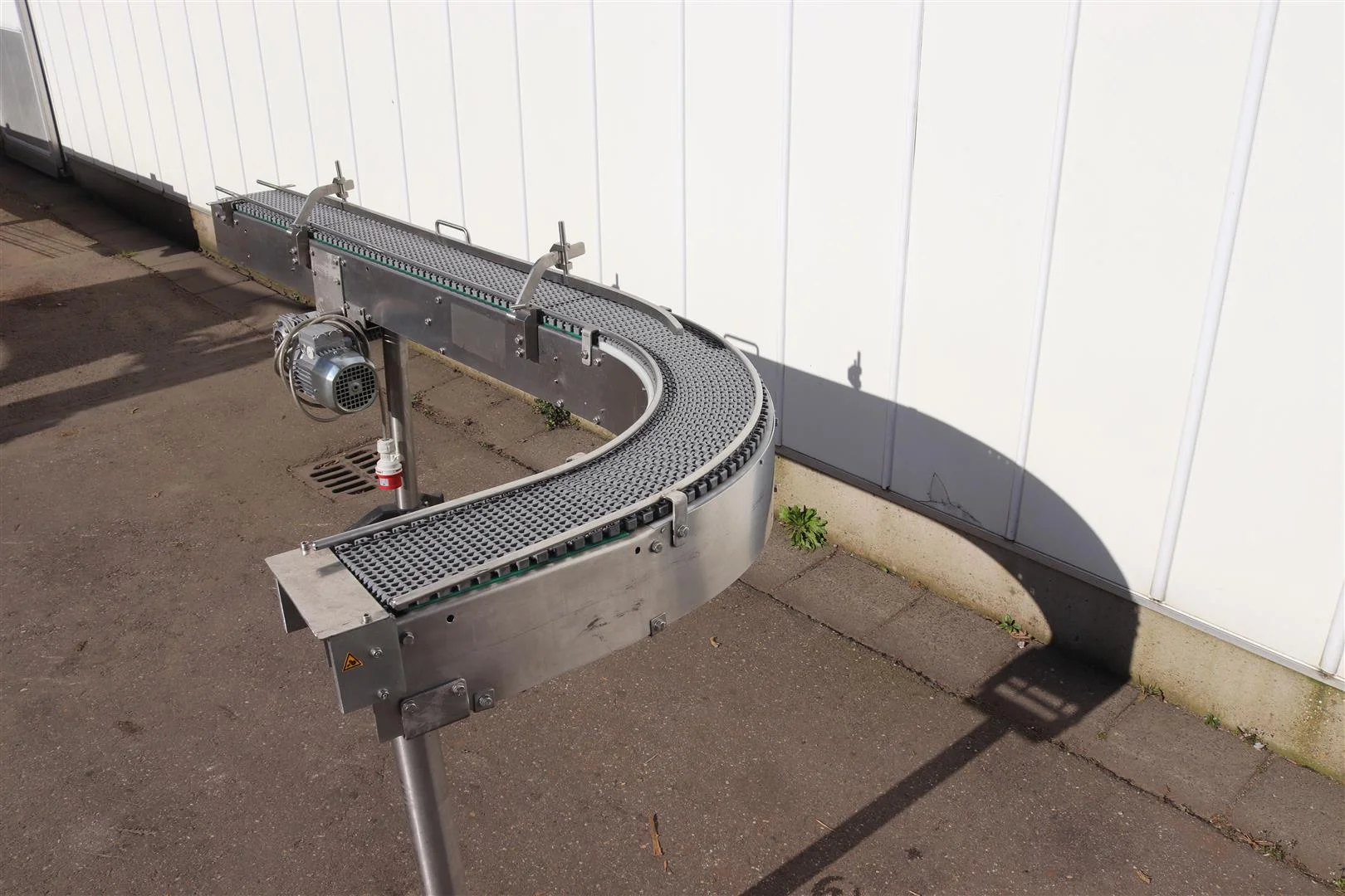 Stainless steel curved conveyor 90° • Duijndam Machines