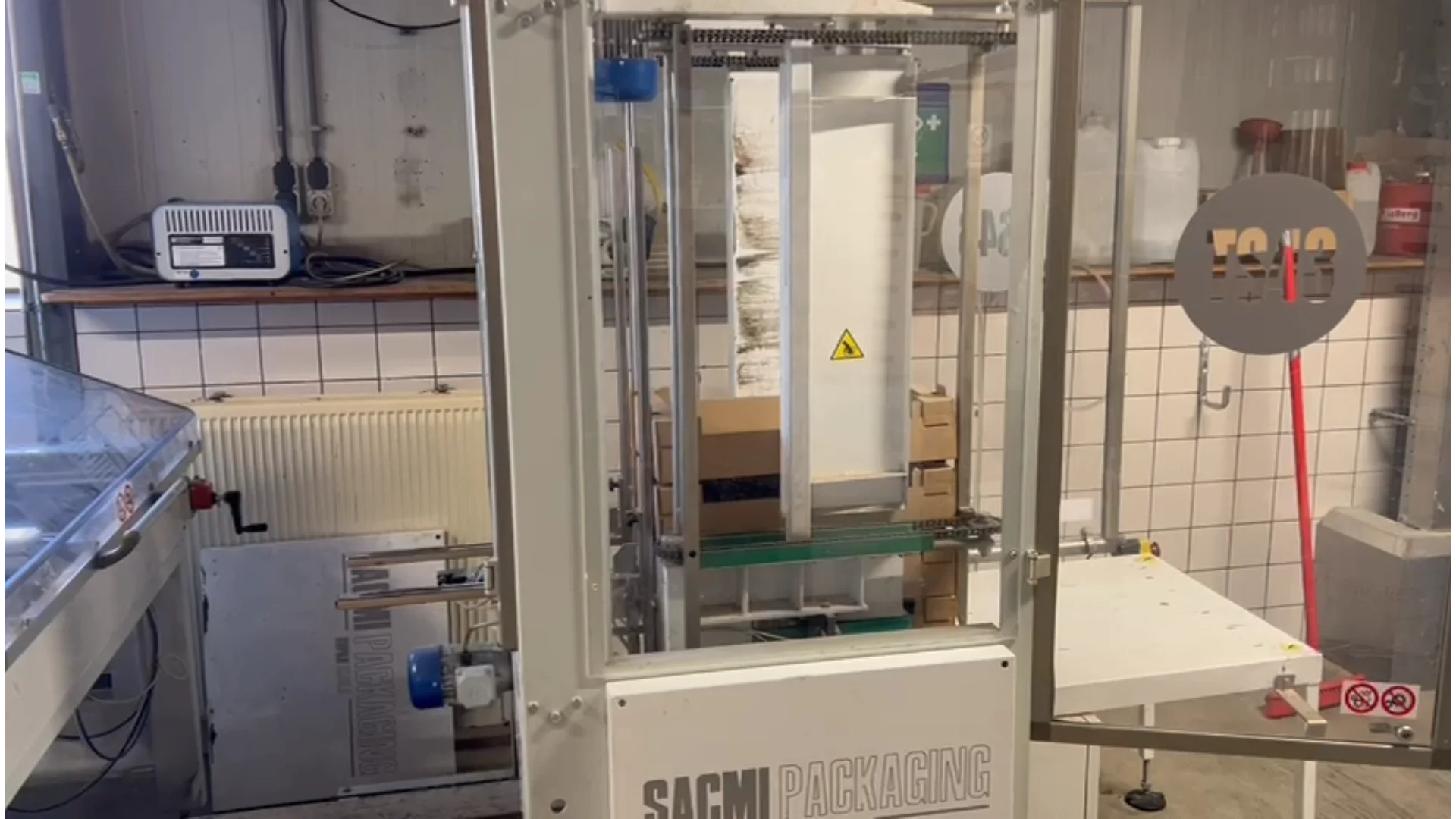 Sacmi TF12 + TS43 carton box/tray forming & erecting machine • Duijndam ...